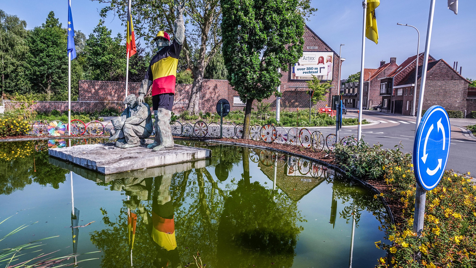 KIJK. Van een versierde Eperon d’Or-toren tot tricolore standbeeld en ...