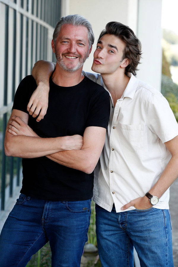 Kürt Rogiers en ‘Familie’-zoon Aaron Blommaert zijn twee handen op een ... Kürt Rogiers en ‘Familie’-zoon Aaron Blommaert zijn twee handen op een ...