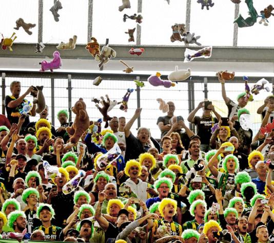 Knuffelgooiende ADO-fans gaan de wereld over | Den Haag | AD.nl