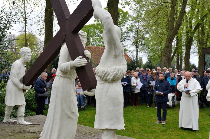 Ludwina streamt de kruisweg via Facebook en wenst iedereen ‘Felis Pasku ...