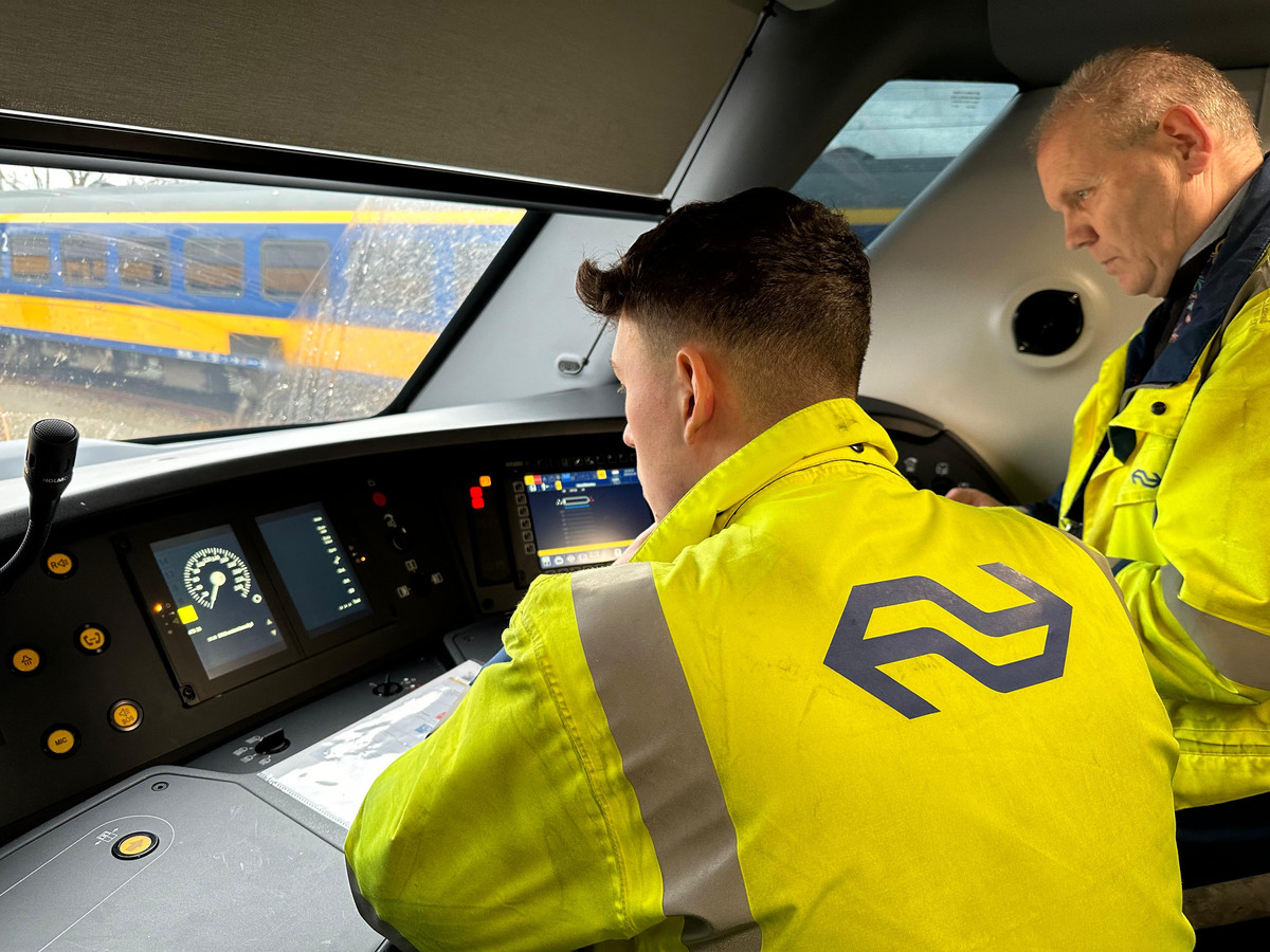 Machinisten oefenen met De Wesp, de nieuwe intercity van de NS: ‘Deze ...