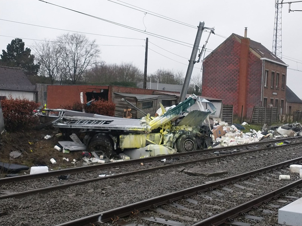Trein ontspoord na klap tegen vrachtwagen met pech op overweg in België ...