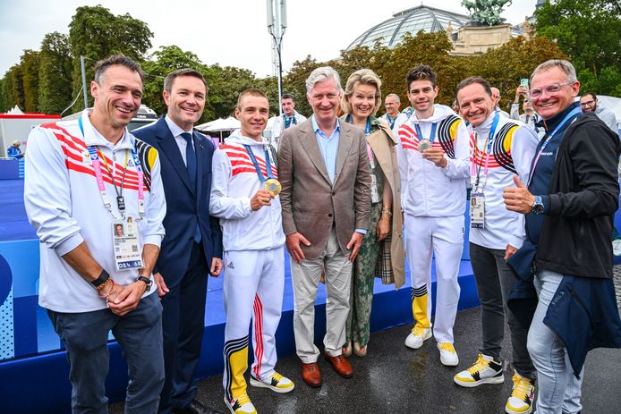 IN BEELD. Zo uitgelaten zag u hen nog niet vaak: ook koning Filip en ...