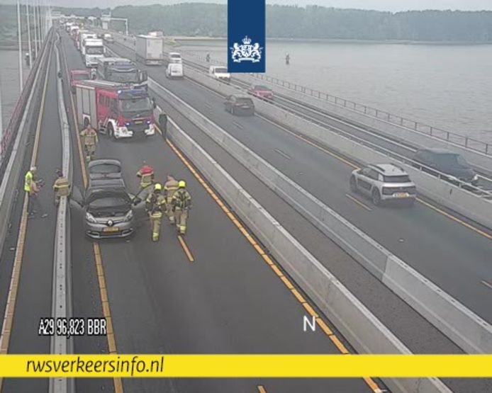 Rokende auto Haringvlietbrug zorgt voor urenlange vertraging, rijstrook inmiddels weer open ...