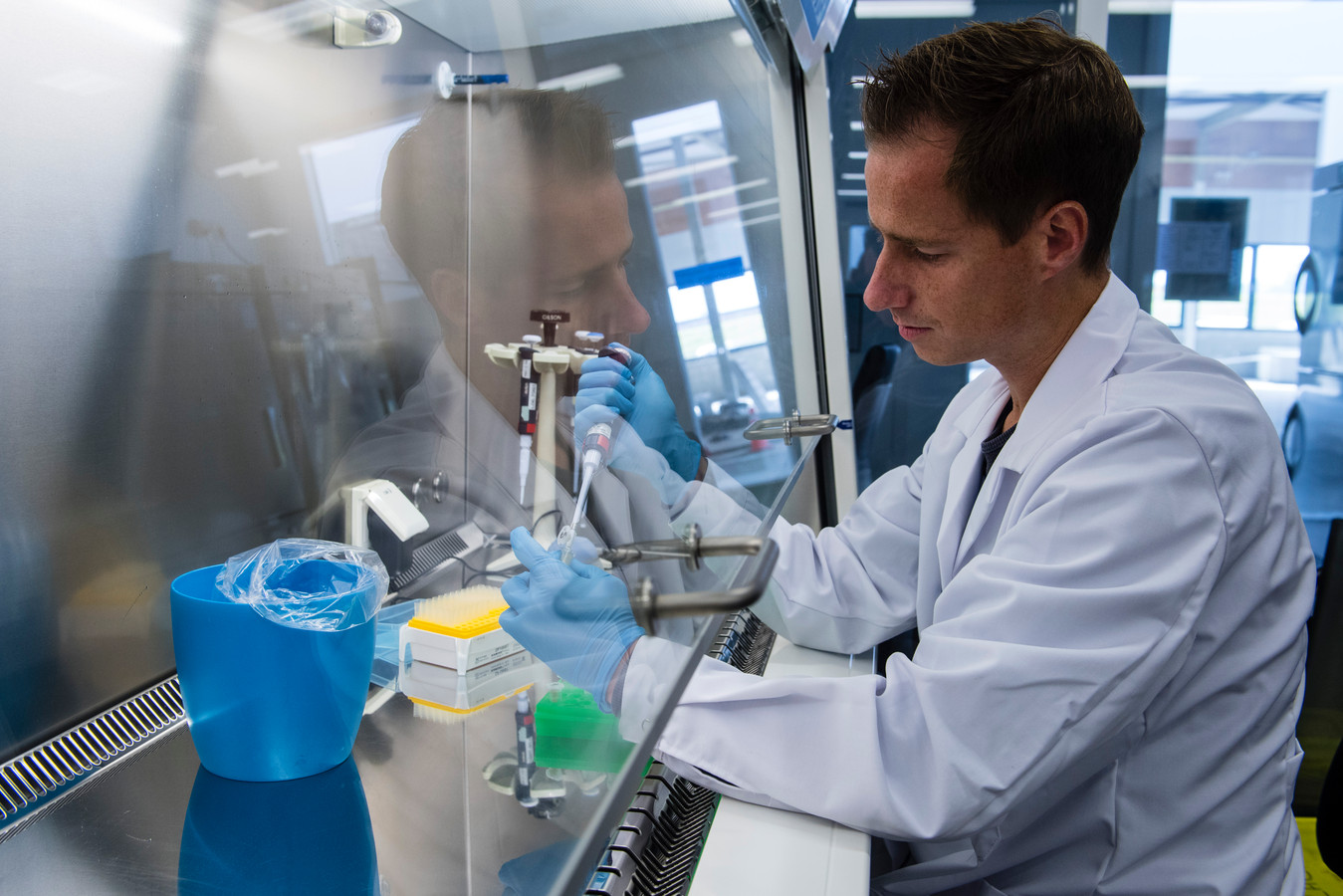 Twentse onderzoekers werken in dierenlab waar ze 2.000 coronatests per ...