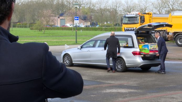 Zijn vrachtwagen voorop, maar Ward (37) zit niet meer achter het stuur ...