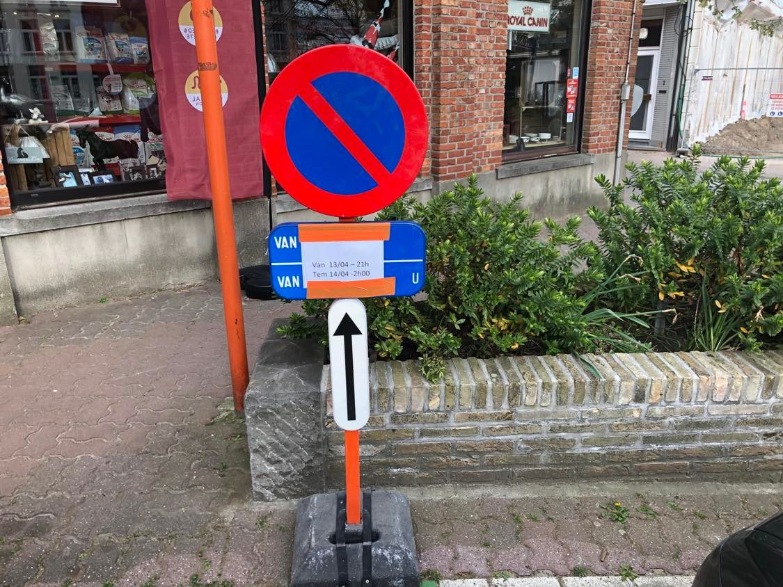 Parkeerverbod door leveren paalmachine op bouwwerf | Foto | hln.be