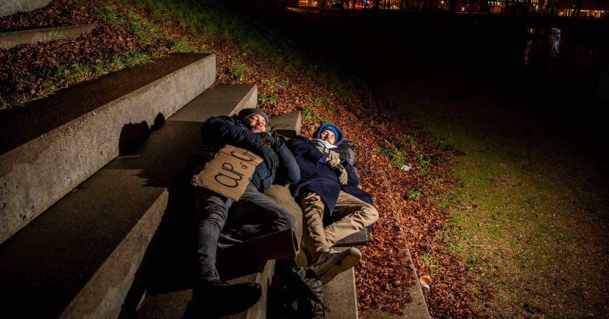Joshua en Erik zwerven ‘dakloos’ door Rotterdam: ‘IJskoud, maar voor ...