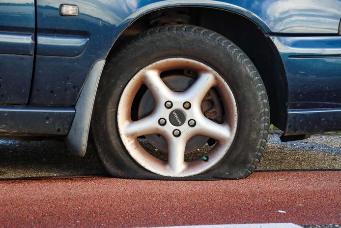 Wie is de mysterieuze Almelose bandenprikker op die witte damesfiets ...