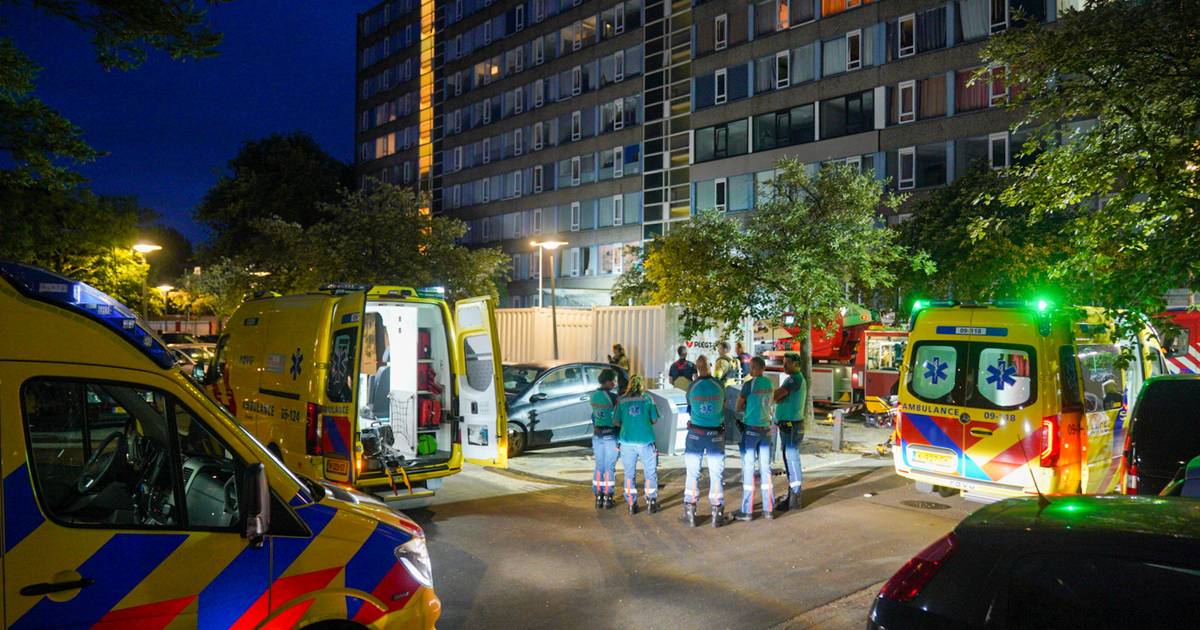 Dertig woningen in Overvecht ontruimd na grote brand, tientallen mensen ...