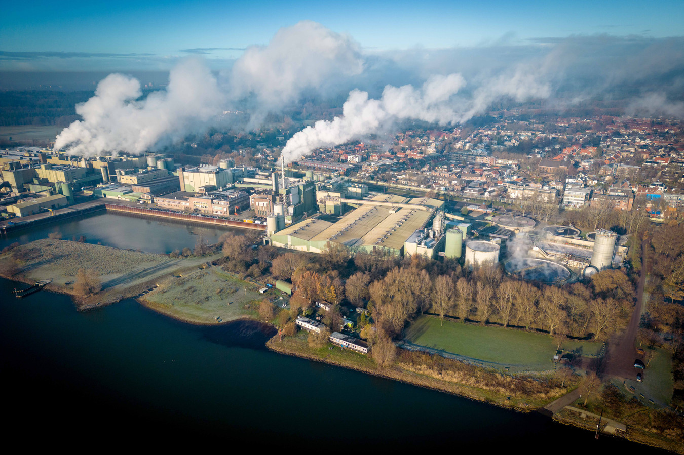 Waarom deze fabriek aan de rivier meer grondwater slurpt dan een stad met 100.000 inwoners ...