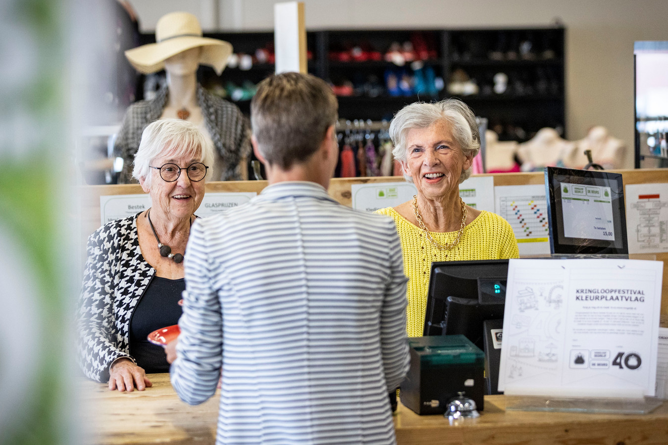Tiny (80) en Lenie (81) voelen zich thuis achter de kassa van de ...