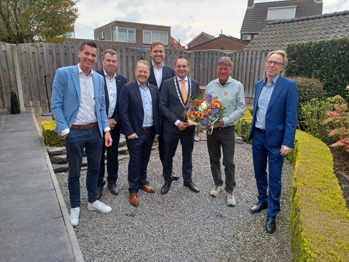 Zes lintjes uitgereikt in gemeente Woensdrecht, met twee ridders erbij ...
