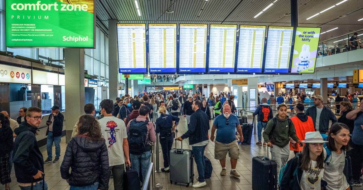 Drugs aangetroffen in zending kleding op Schiphol | Haarlemmermeer | AD.nl