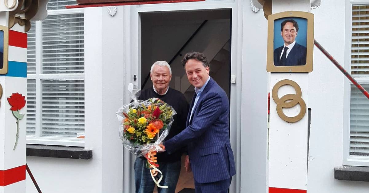 Nachtburgemeester bouwt ereboog voor jarige burgemeester: ‘Hij woont ...