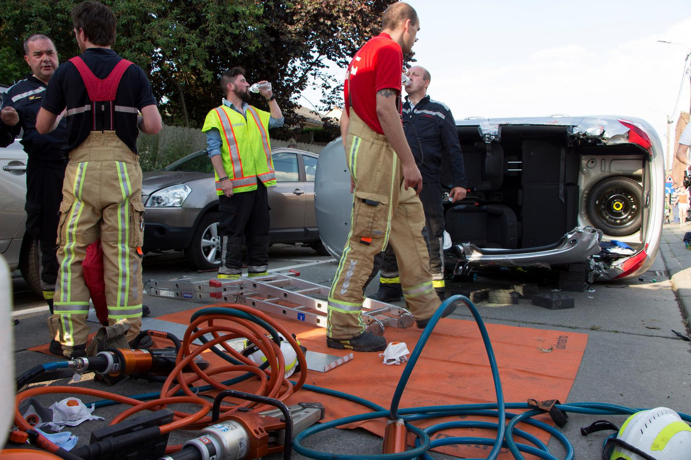 Bestuurder zwaargewond na spectaculaire crash in Waarbeke | Foto | hln.be