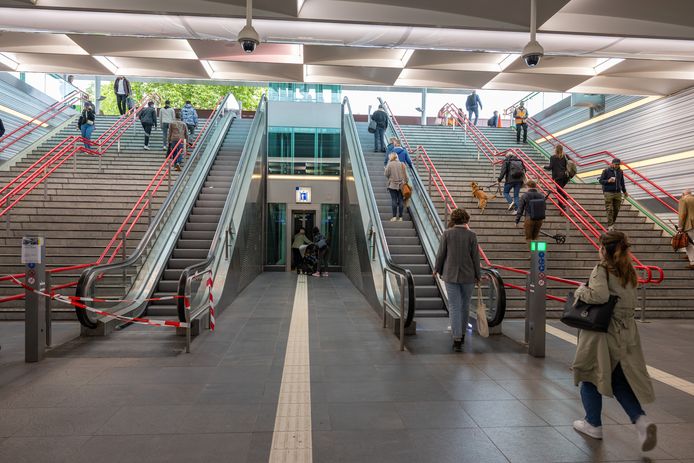 De meeste van de 11 roltrappen op station Zwolle doen het weer, ProRail ...