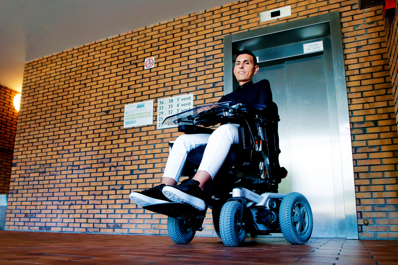 En wéér is lift kapot in complex waar Fatih (32) woont: ‘Elke keer moet ...