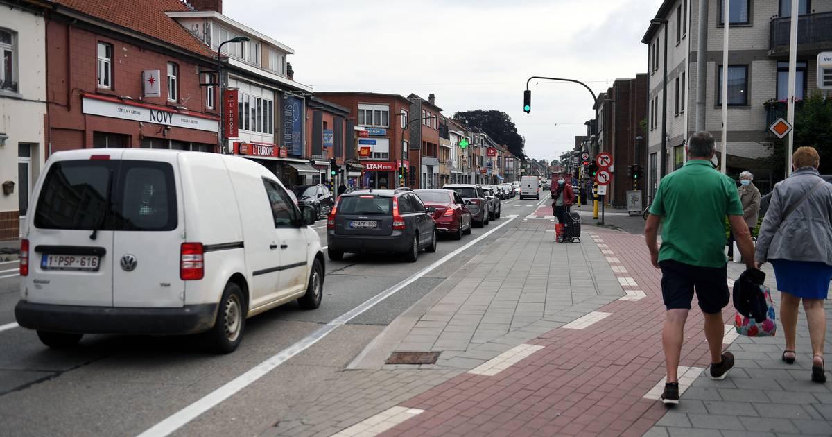 Voetgangster aangereden door wagen op Leuvensesteenweg: vrouw afgevoerd ...