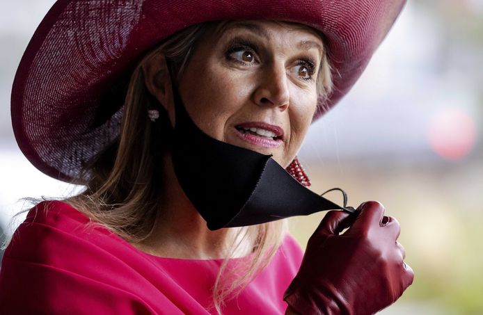 Máxima luistert naar Mark Rutte en draagt stijlvol mondkapje van 12,95 ...