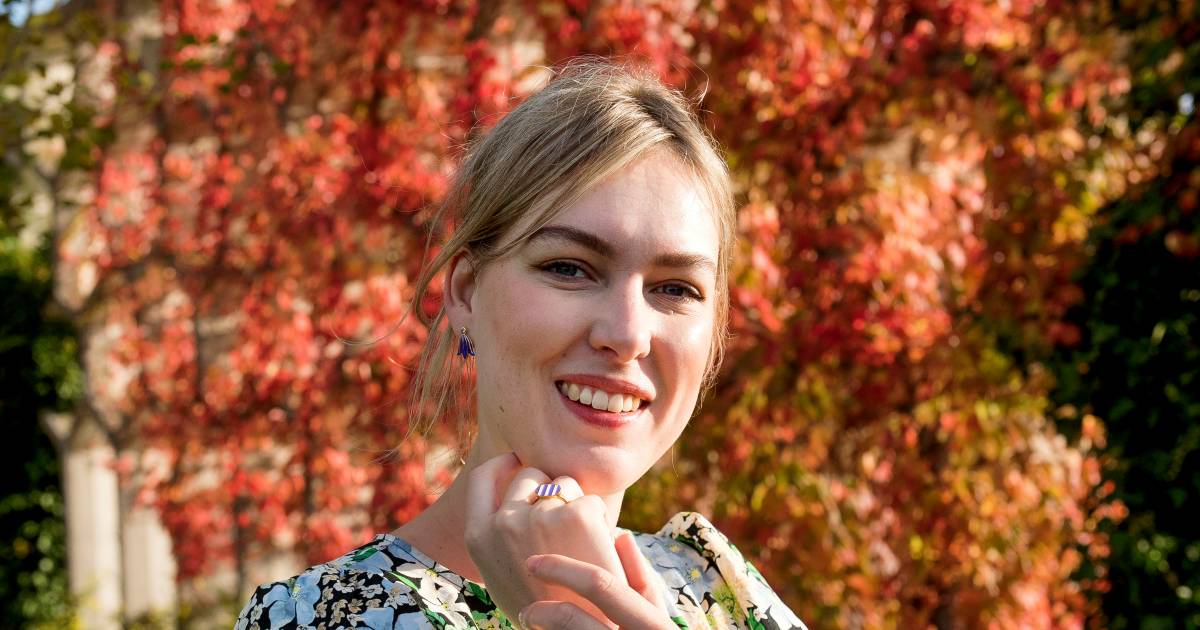 Lisa (29) maakt sieraden van oude laptops en verpakt ze in doosjes van ...