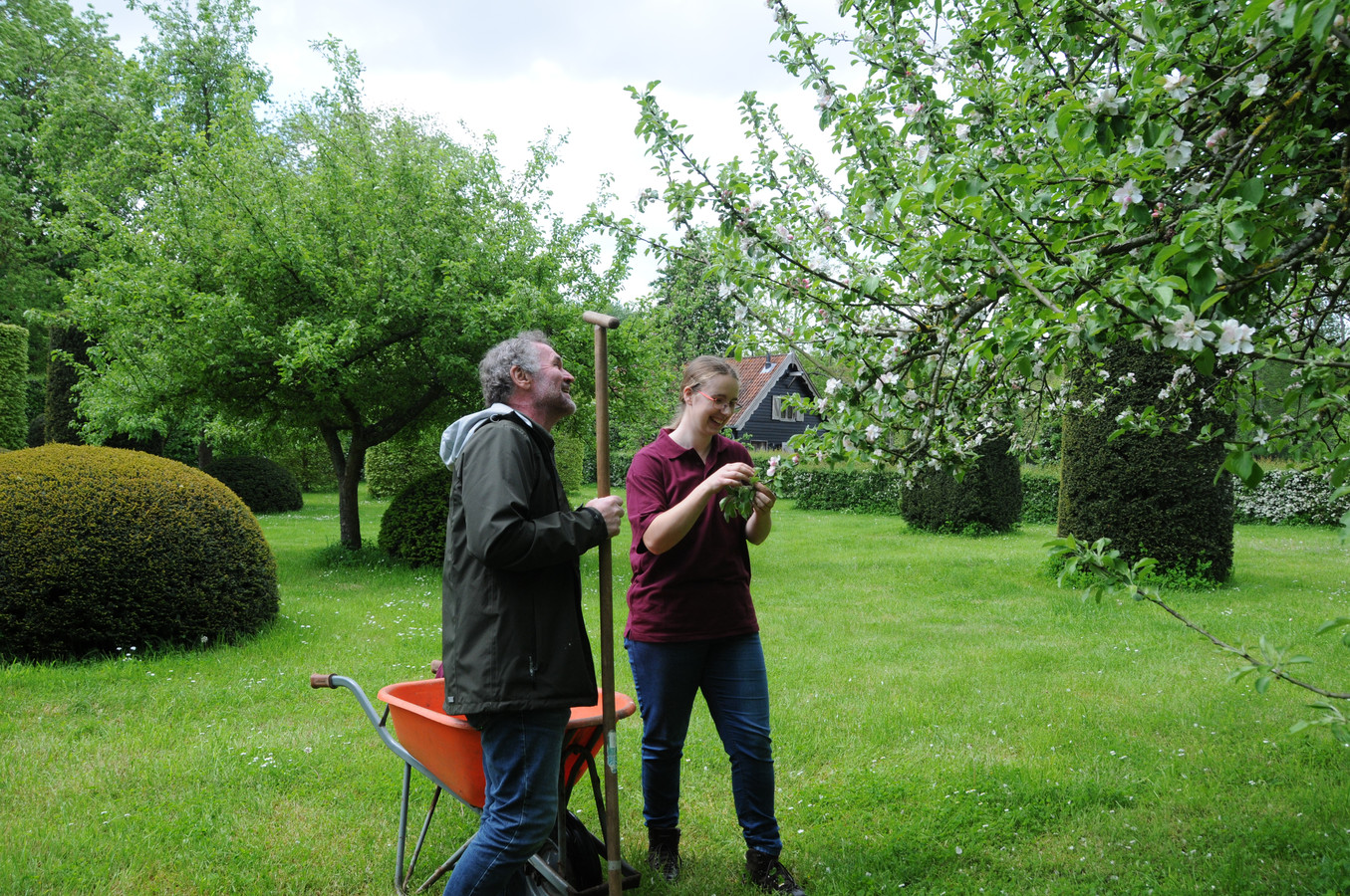 Een meester in het groenonderhoud: Laura is straks de enige tuinbaas ...