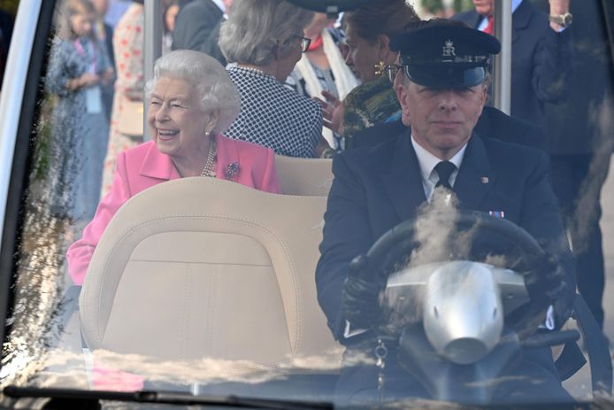 Koningin Elizabeth heeft mobiliteitsproblemen, dus gebruikt ze de ...