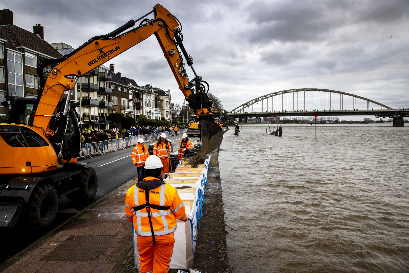 Hoogwater leidt tot ondergelopen kelders en straten die blank staan ...