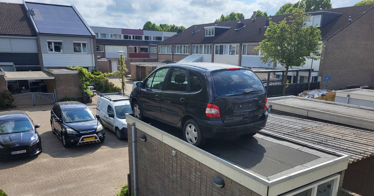 Bewoner parkeert auto op dak: ‘Ik vraag al een jaar om hulp, nu stonden ...