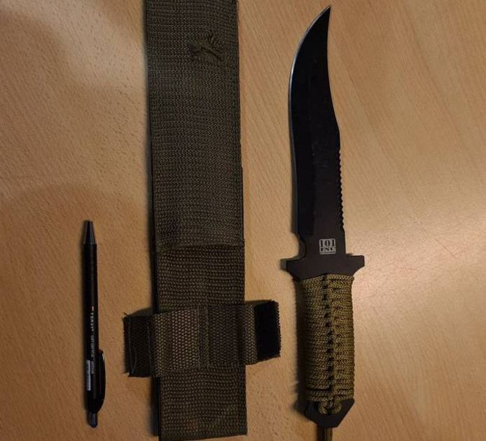 Jongen van 12 met mes op zak aangehouden tijdens fouillering op straat ... Jongen van 12 met mes op zak aangehouden tijdens fouillering op straat ...