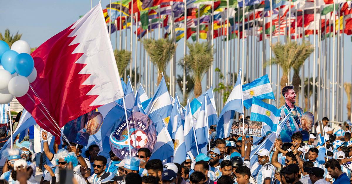 Des milliers de travailleurs migrants défilent au Qatar pour célébrer ...