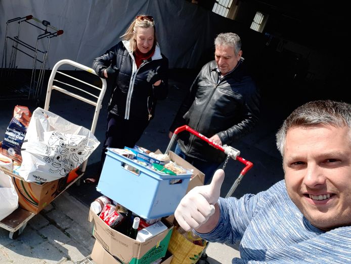 Curieus Oostende zamelt voedsel in voor Colsol | Oostende | hln.be