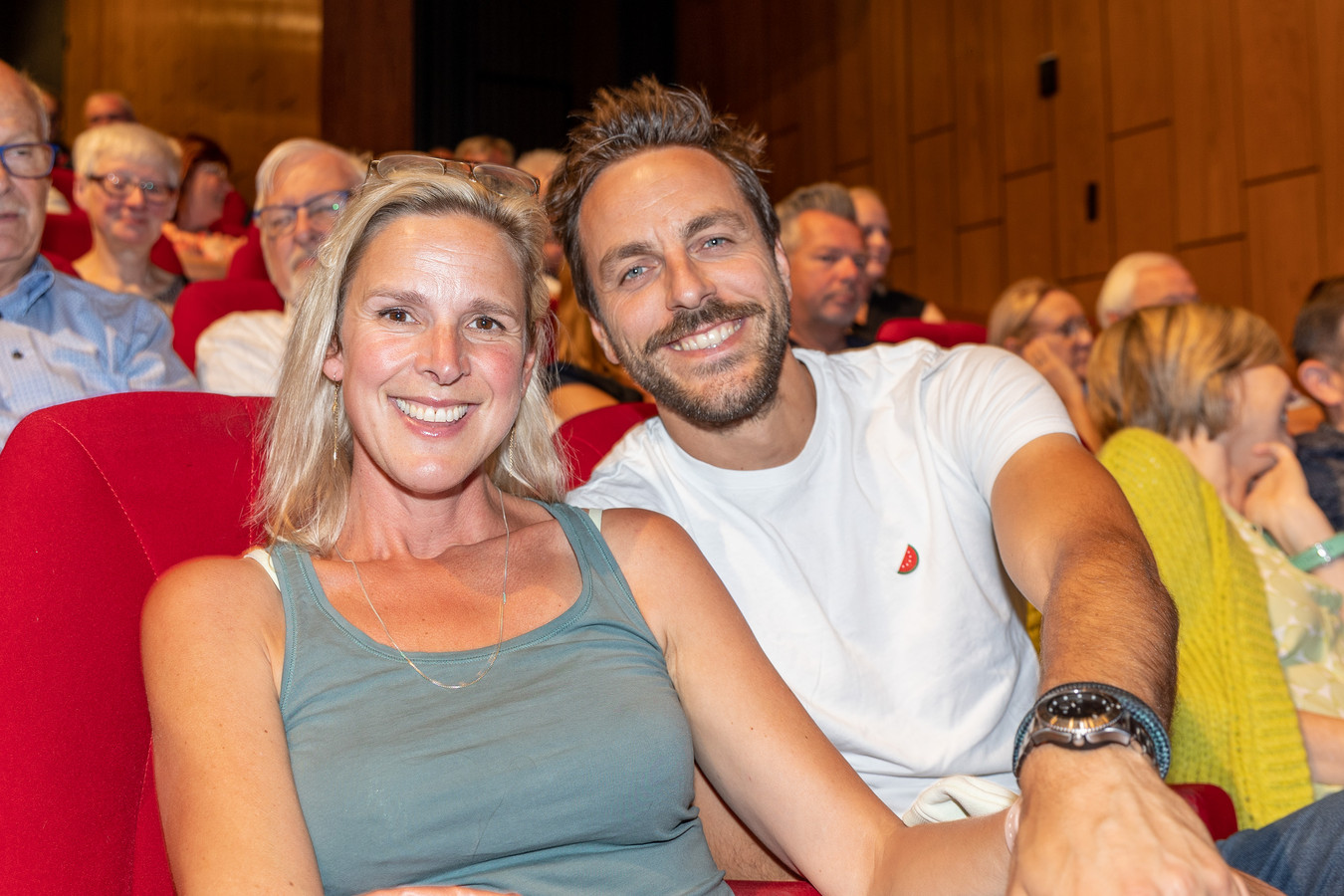 Bekende vrienden zakken af naar theatershow Erik Van Looy: “Er staan al ...