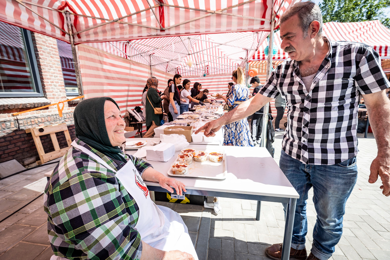 Adembenemende stilte in gebedsruimte nieuwe Hengelose moskee; aparte ...