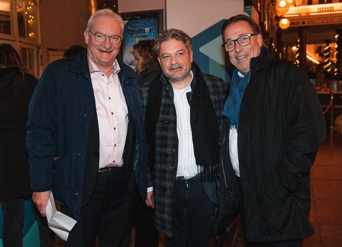 IN BEELD. Tom Waes poseert met enkele Romeinse soldaten op de première ...