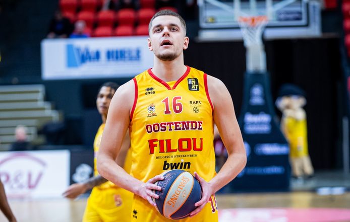 Filou Oostende pakt de leidersplaats na winst in topper tegen Antwerp ...