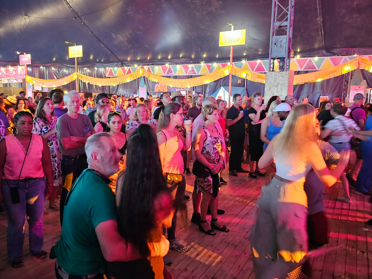 IN BEELD. Antilliaanse Feesten dag 2: “Die hekken met de oude affiches ...