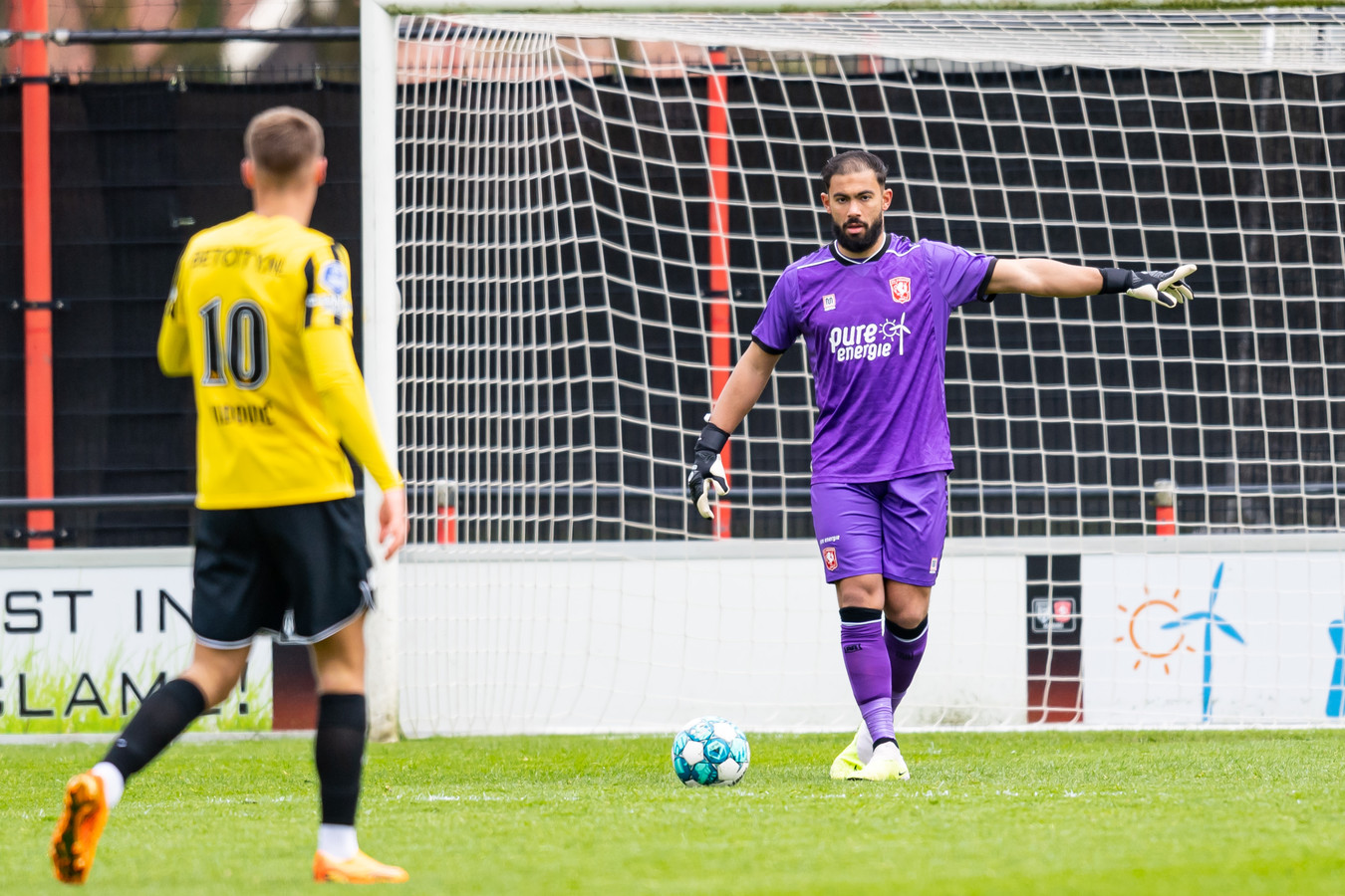 Hij speelt nooit, maar is wel een van de gangmakers bij FC Twente: bij ...