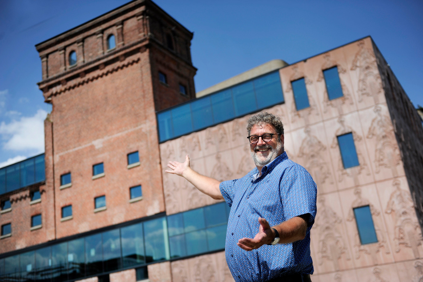 Kleurrijk architect Barend Scherpbier uit Enschede laat gasten toosten ...