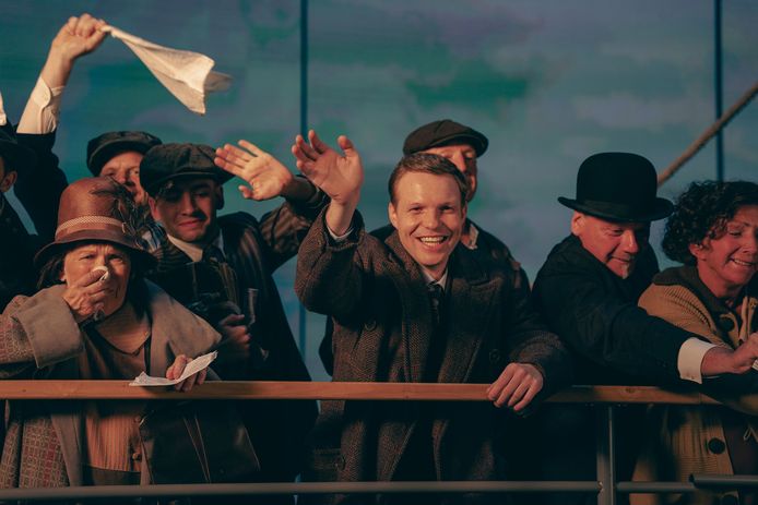 RECENSIE. Twee staande ovaties voor ‘Red Star Line’: “De opening maakt ...