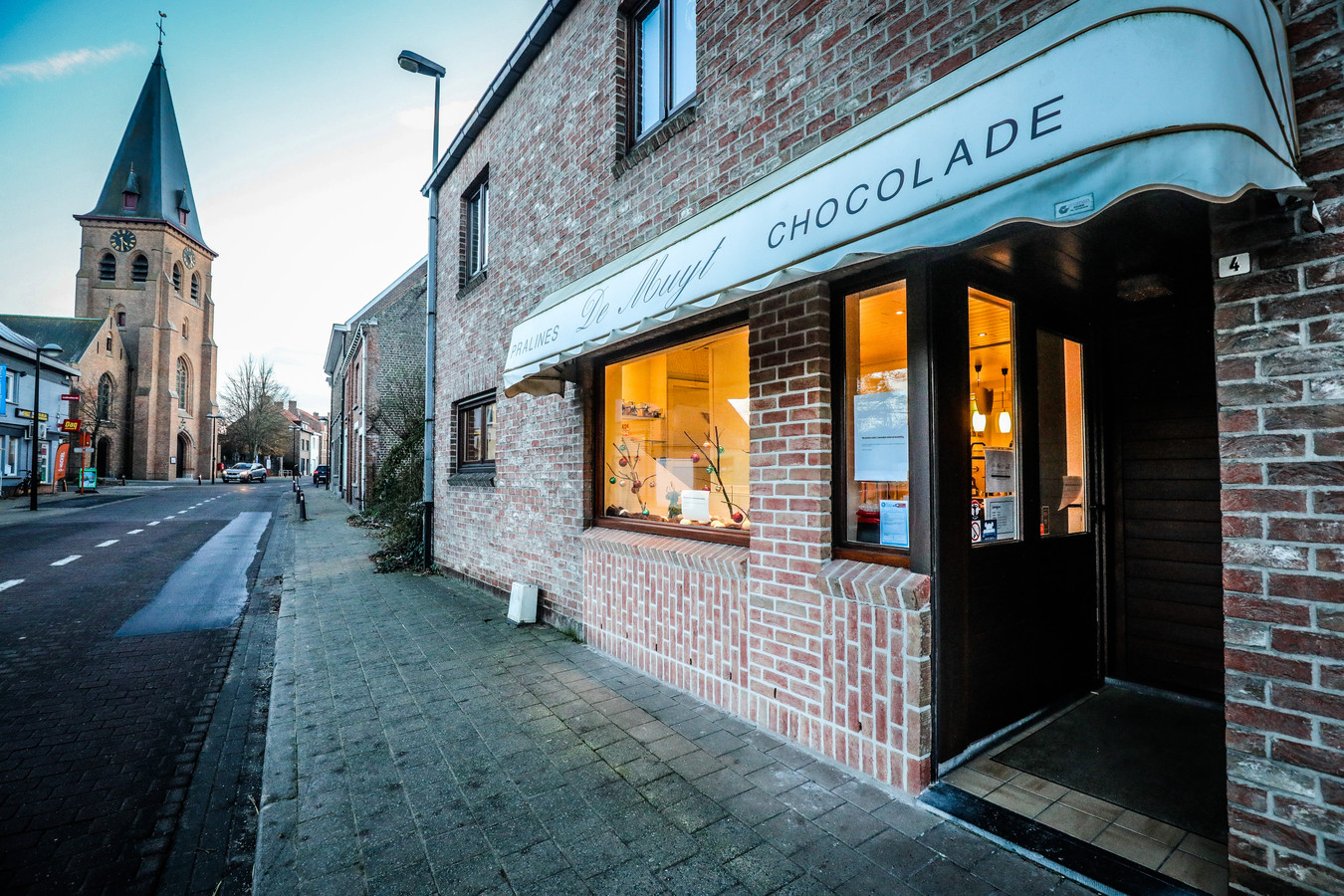 In 1984 was hij de eerste chocolatier in Beernem, nu sluit Joost De ...