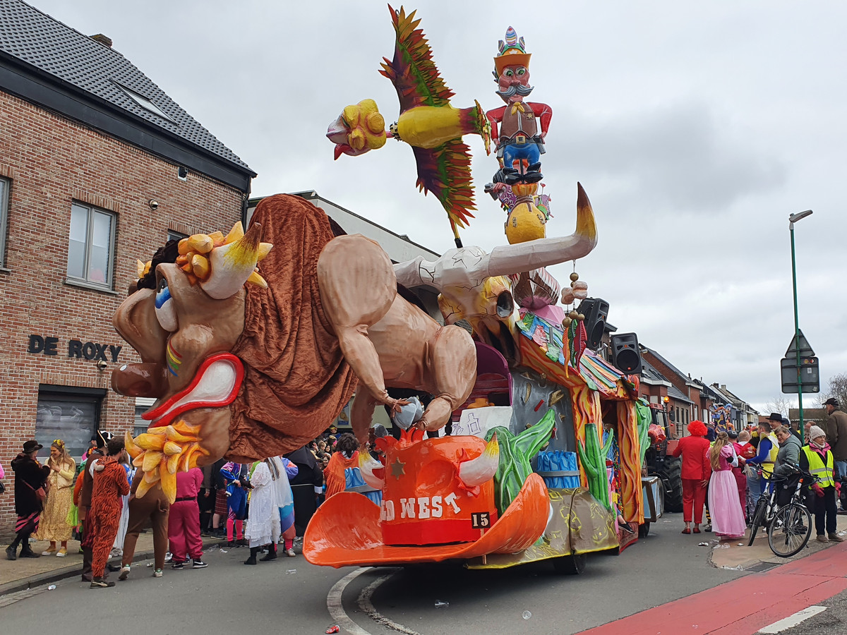 IN BEELD. Carnavalsstoet in Ossenkoppenstad | Foto | hln.be