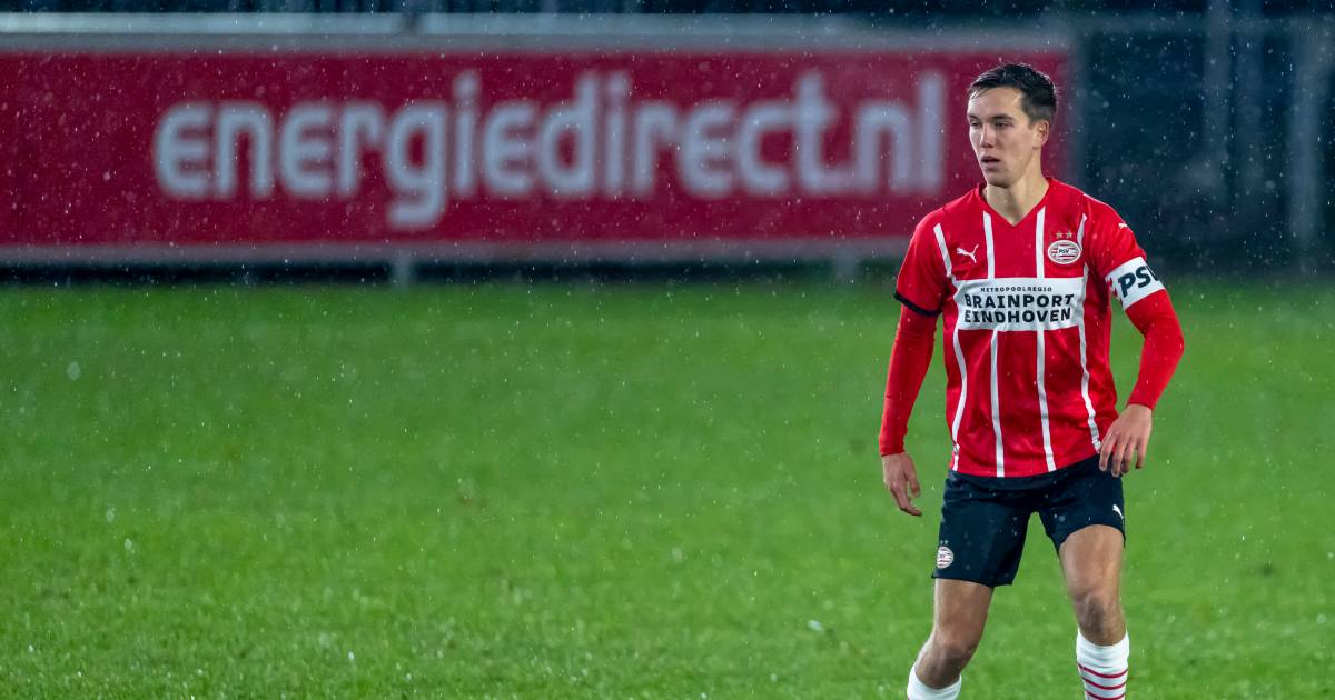 Dennis Vos (20) is op het veld de mentor van Jong PSV en heeft een ...