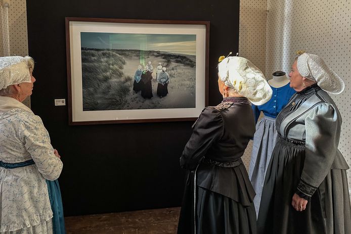 Wereldberoemde fotograaf schenkt foto van Scheveningse vrouwen in ...