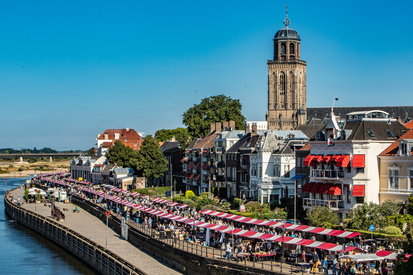 33e Deventer Boekenmarkt kleiner dan voor corona, maar nog steeds ...