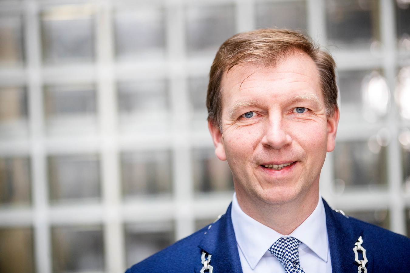 Burgemeester Veenendaal dringt aan op vaccinatie en wil angel uit ...