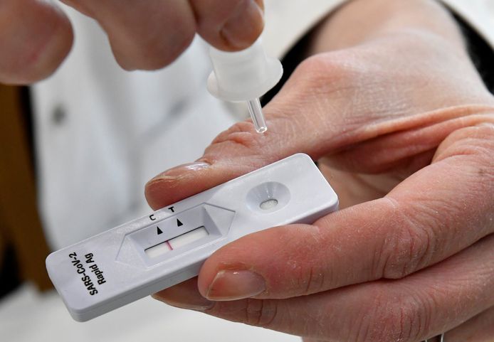 Nu zelftesten een hoofdrol krijgen in de strijd tegen het coronavirus ...