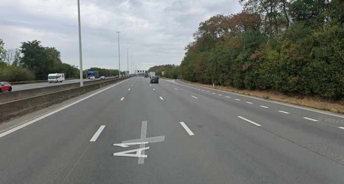 Linkerrijstrook versperd op E19 richting Antwerpen ter hoogte van UZA | Antwerpen | hln.be
