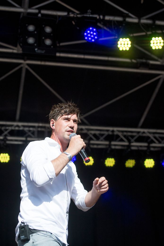 Zingende fietsenmaker Leon Schipper zet Vriezenveen op z'n kop ...