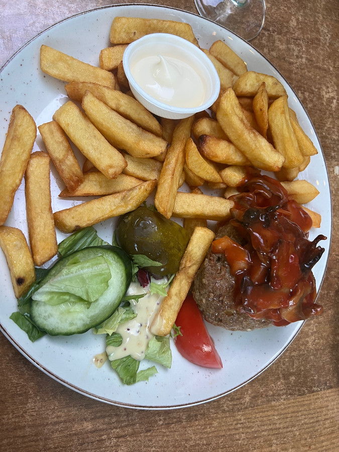 Het personeel van De Ballentent, die ooit begon als havenkroeg, is nog ...